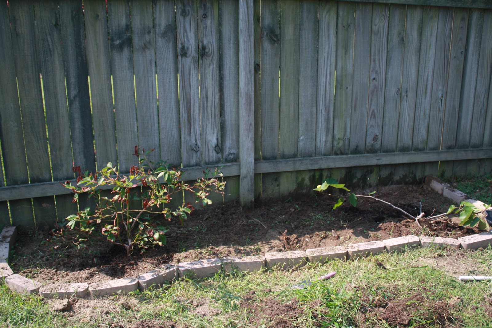 Simple home improvements and Ideas: Simple Flower Bed design